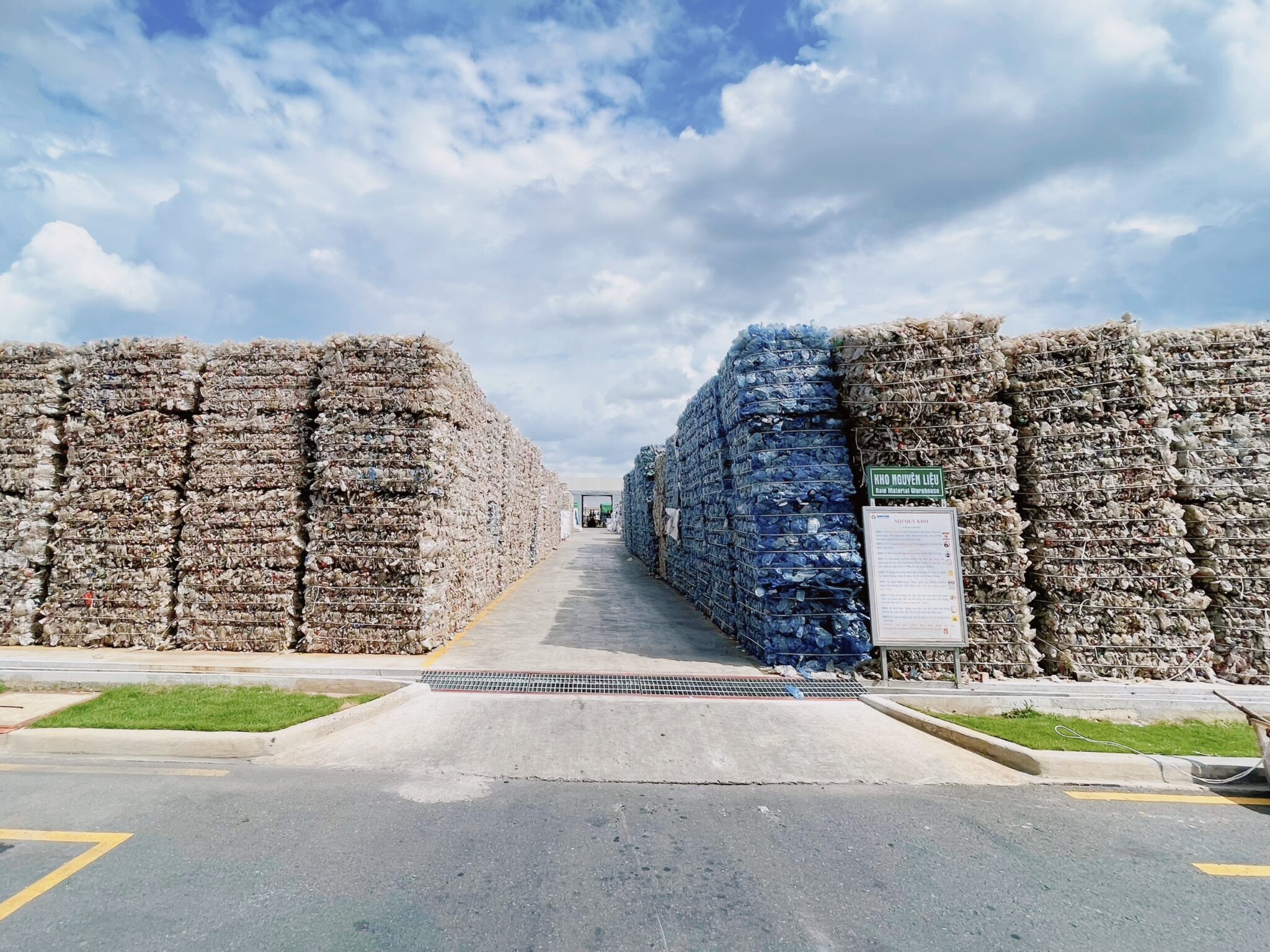 Hệ Thống Thu Gom - Plastic Recycling Factory